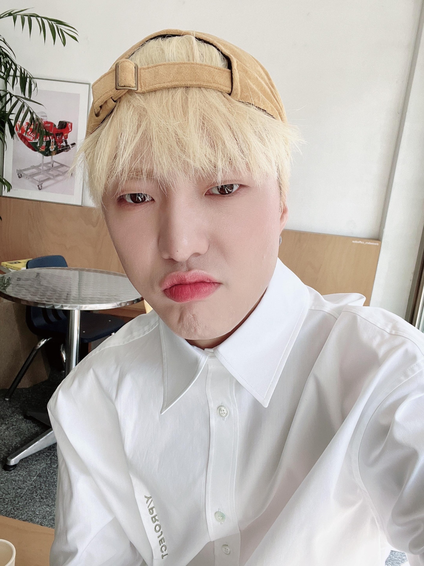 WINNER Community Posts - 요런 셀카도 있었더랬죠😅 - YOON