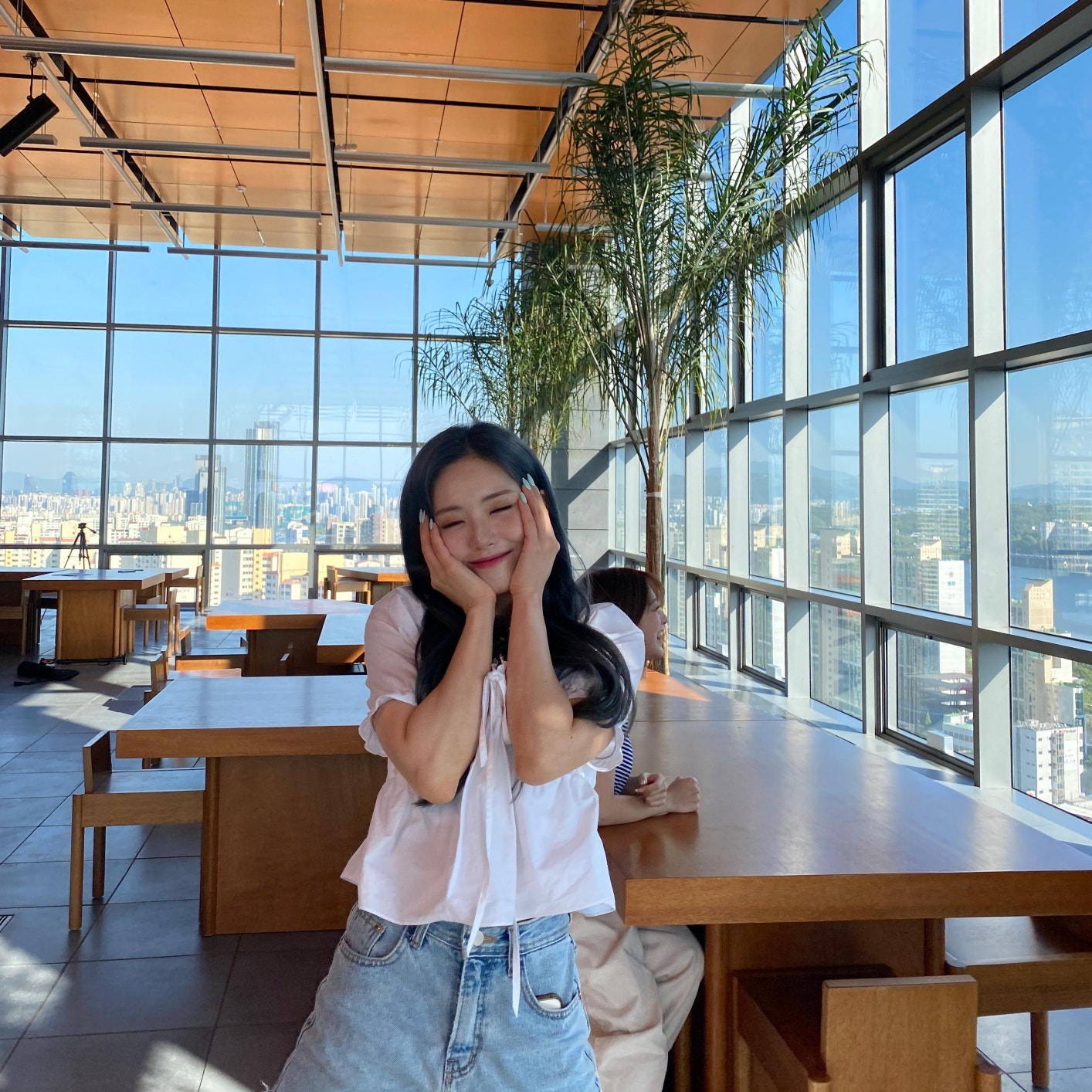 fromis_9 Community Post - 좀 비켜봐 셔나 ㅎㅎ;; - PARK JI WON