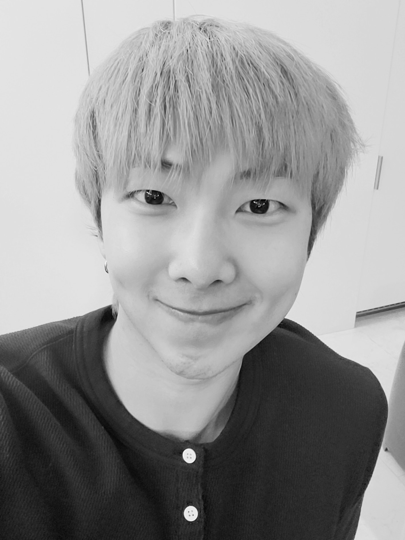 BTS Community Post - 아니 요새 찍은 사진이 없지 뭡니까.. 🥲 - RM