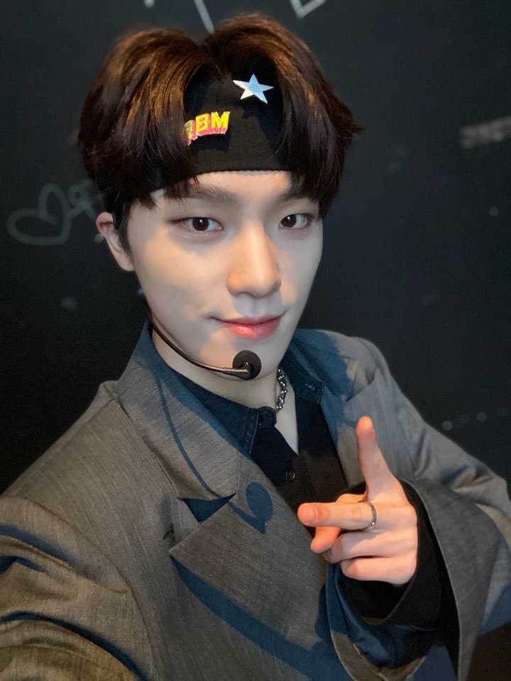 Seventeen Community Post 오늘 1위 너무너무 감사해요 캐럿들 ️🍀💙 너무너무 기쁘구 감동이에요ㅠㅡㅠ남은