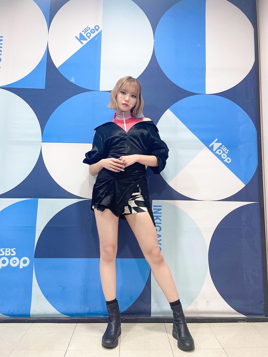 Weeekly 커뮤니티 포스트 데일리awake Ootd ️ 오늘의 Point ☑️ 저희 스타일리스트 언니가 부드러운