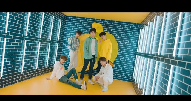 위버스 TOMORROW X TOGETHER Media - TXT (투모로우바이투게더) '어느날 머리에서 뿔이 자랐다 (CROWN)' Official MV