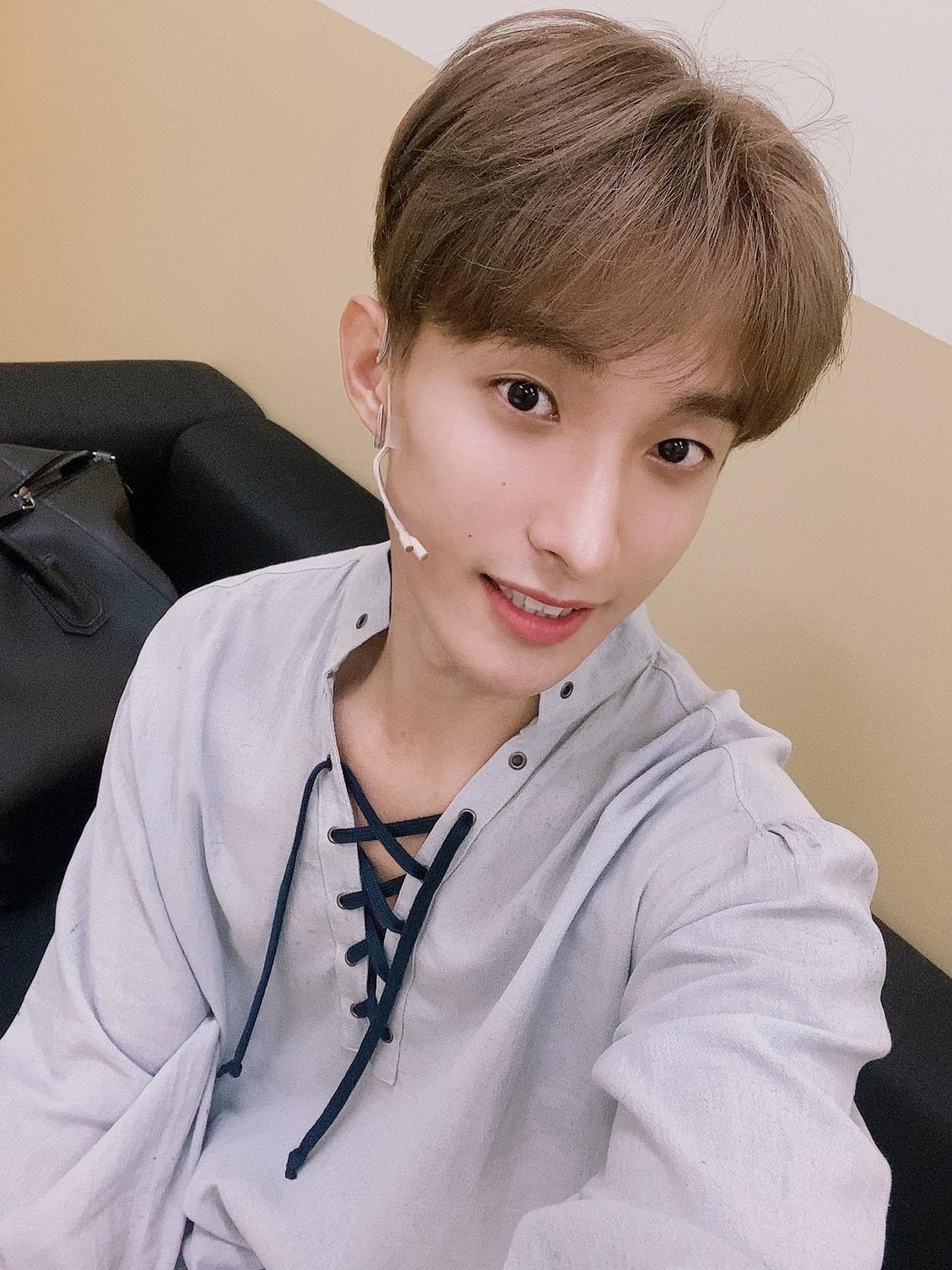 Seventeenコミュニティ投稿 캐럿들 오늘 첫공 무사히 마쳤네요 ㅎㅎ 정말 너무 반가웠던 우리 캐럿들 와주신 분들 정말