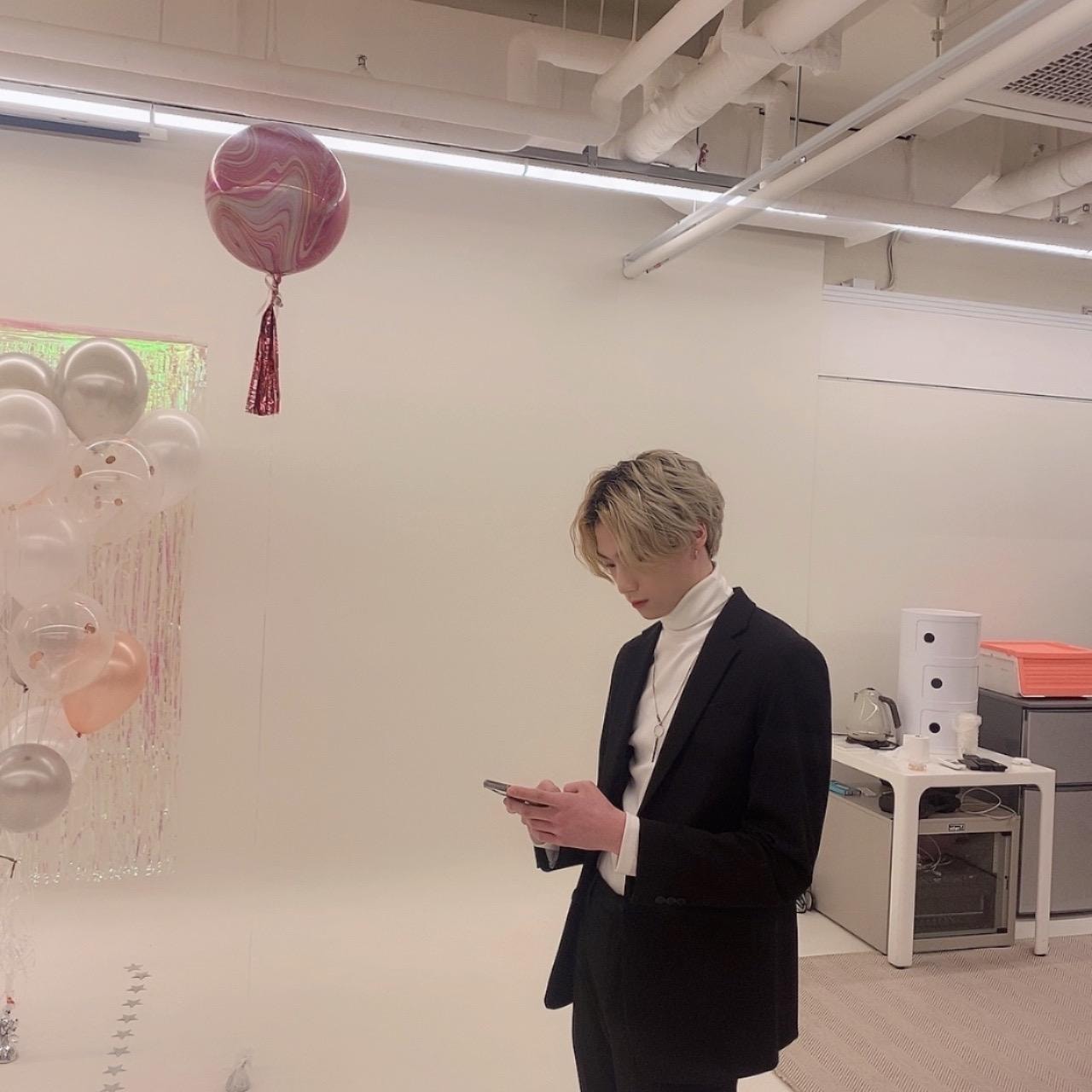 BLITZERS Community Post - 한정판 사진입니다 잘 기억해주세요 데헷 ㅎ - CHRIS