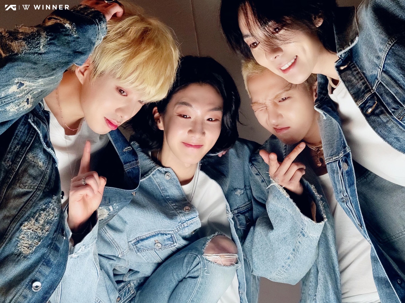 Weverse WINNER Image - WINNER 2022 CONCERT [THE CIRCLE] POSTER BEHIND💙