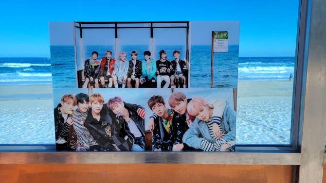 Bts Community Posts 겨울 바다 여행 중 만난 우리의 봄날💜 새파란 하늘과 어우러져 눈부시게 아름다웠던 하루🥰
