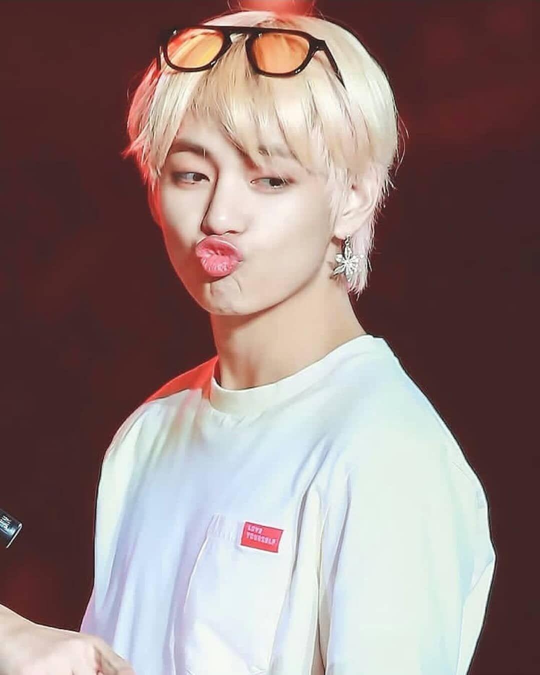 BTS 커뮤니티 포스트 - That pout is the best view ever i swear 😍😍