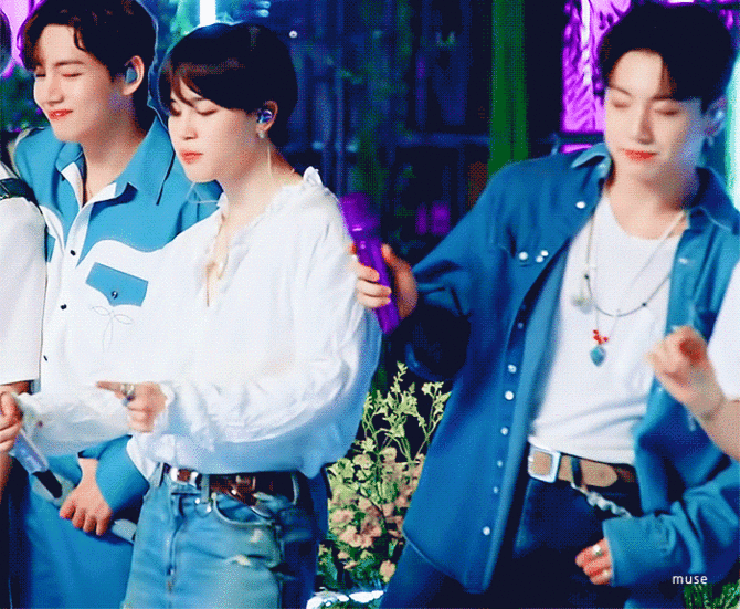 Bts Community Posts 지민시💜💛💜💛 지민천사강림 😇😇 흰셔츠에 흑발 반칙이지ㅠㅠ 넘이뿨🥰🥰