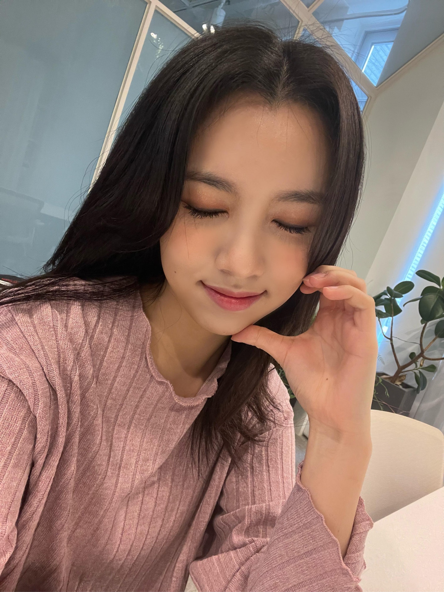 WOOAH 커뮤니티 포스트 - Today's lucky color is pink💕 - 루시