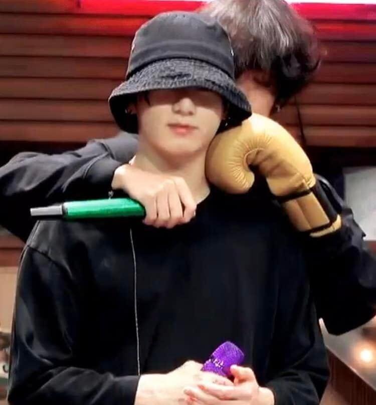 BTS Community Post - THEY'RE GOING TO KNOCK EACH OTHER OUT.👊