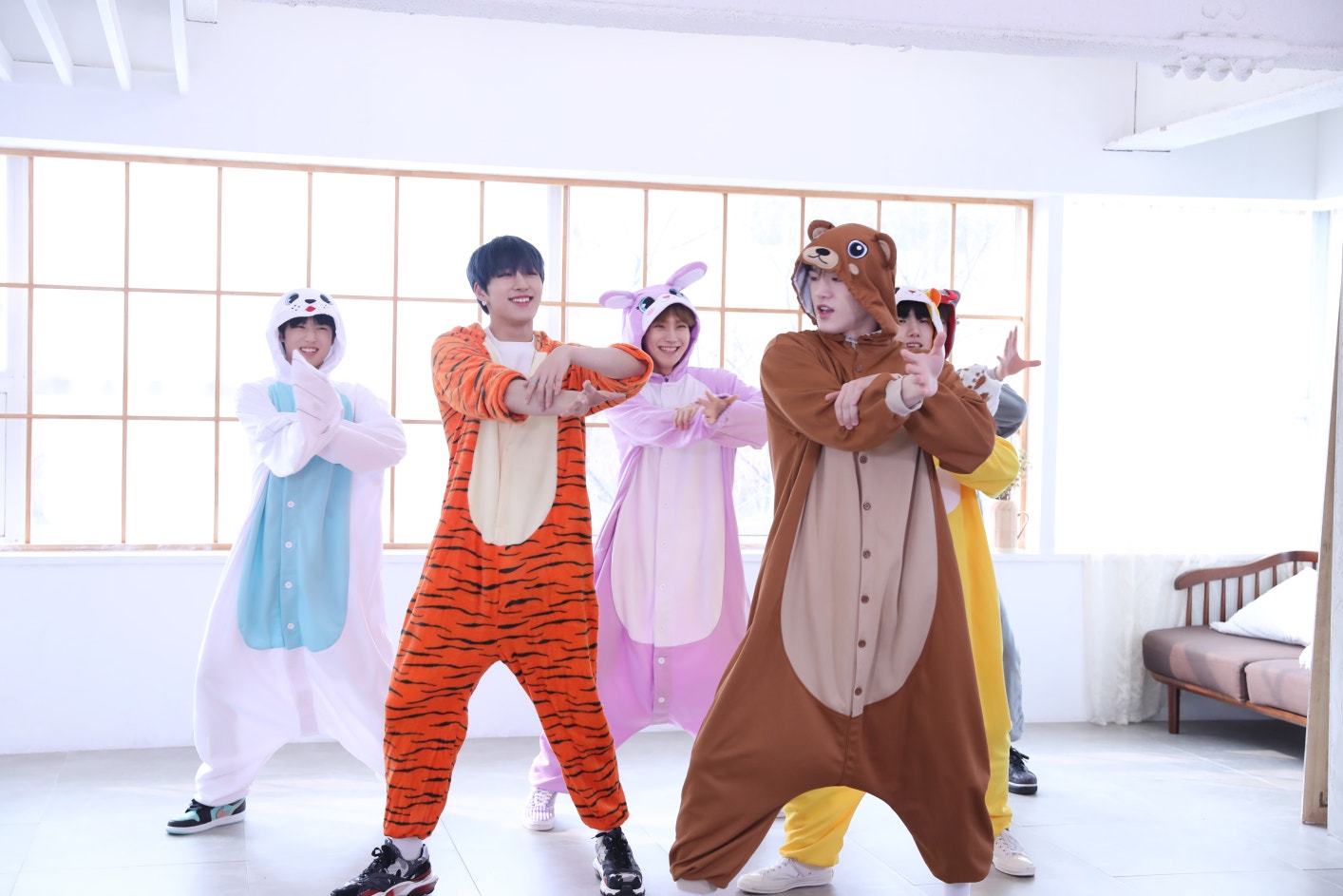 [Weverse ONLY] JUST B 'Try' Animal Pajama ver. Behind-the-scenes