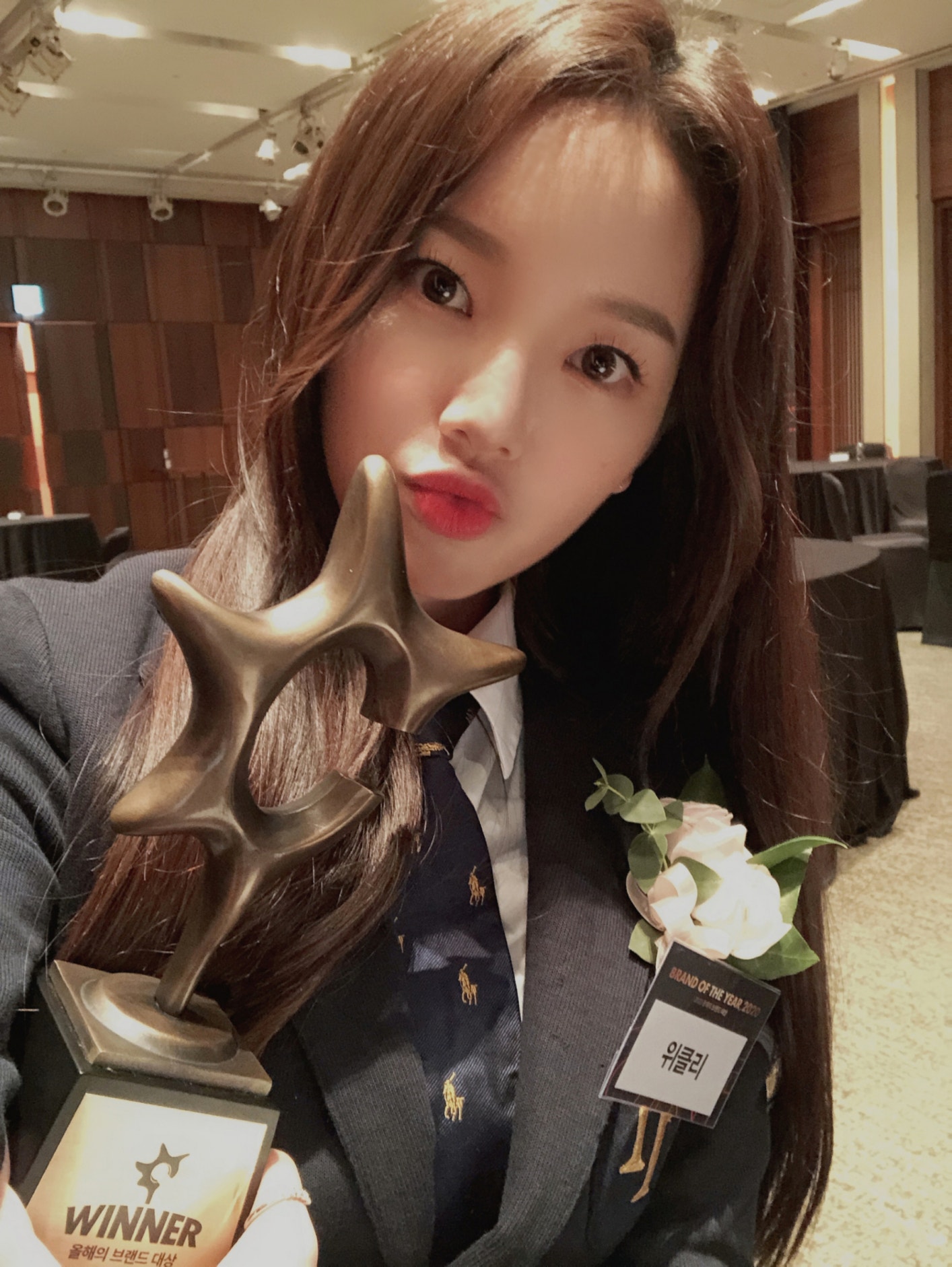 Weeekly社区帖子 데일리~ 데일리 덕분에 저희가 브랜드대상에서 신인상을 받게 되었어요😘😍👍우리 데일리들 최고최고