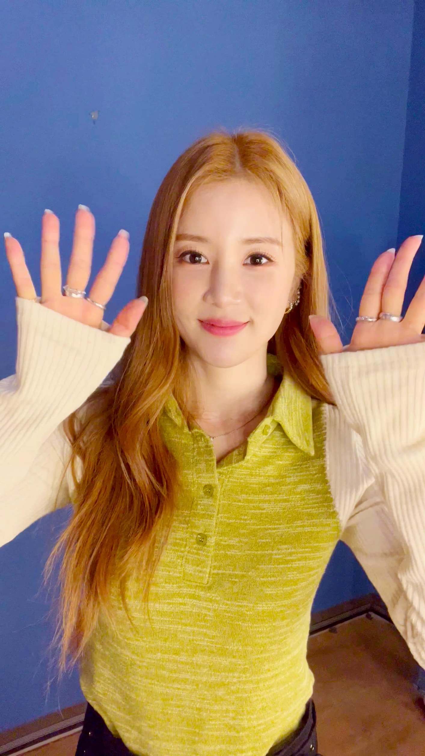 Apink Community Post - Tada!🎁💝🎁 ChoRong prepared a video for you! 🥰