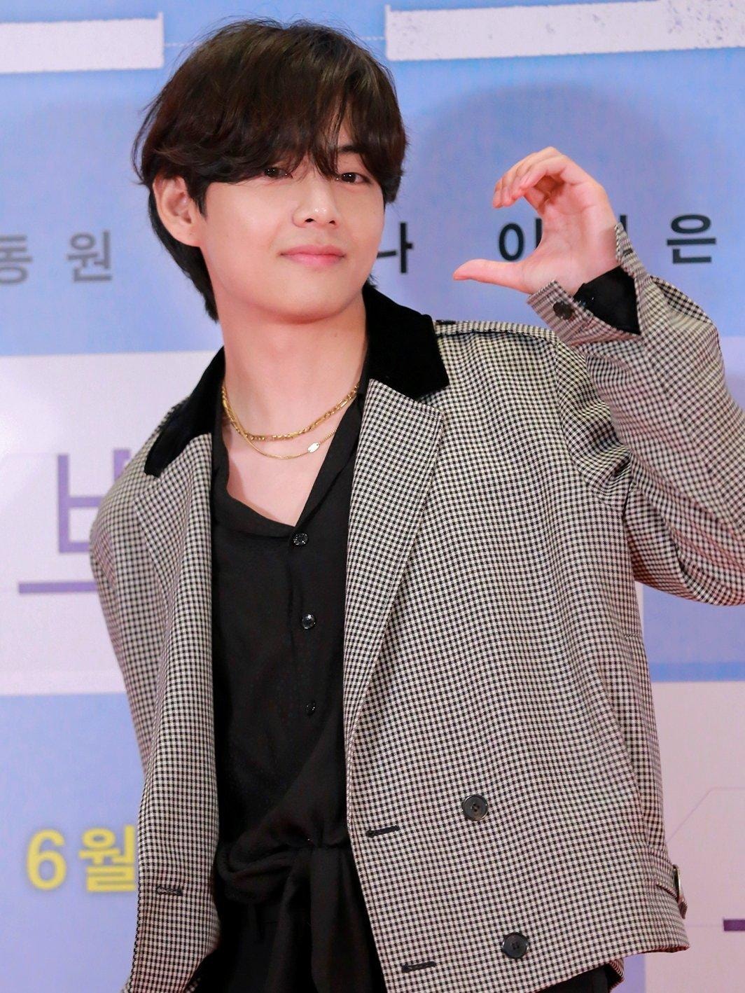 BTS Community Posts - 📸 Kim Taehyung at VIP premiere of 'Broker'. https ...