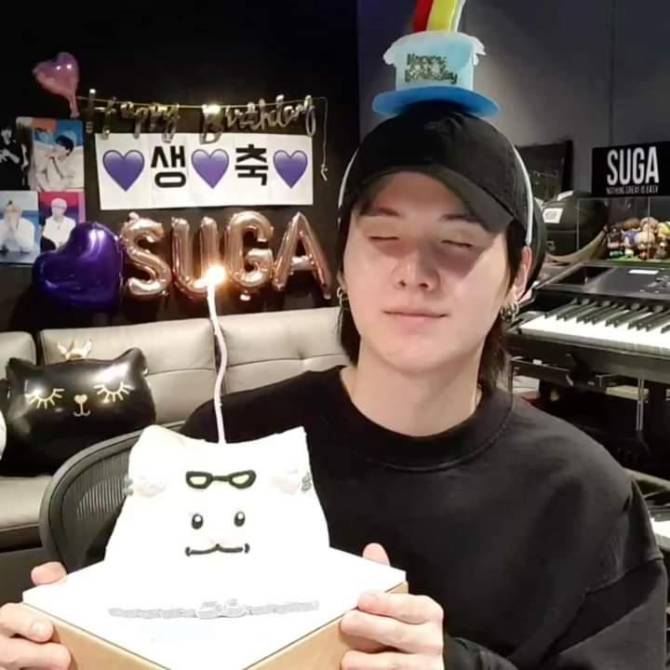Bts Community Post 윤기오빠 생일축하해🎉🎂 늘 건강하시고 행복하세요 우리 많이 사랑해요 ♥ Happy