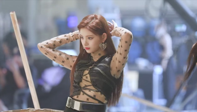 Weverse EVERGLOW Media - EVERGLOW(에버글로우) - 2nd single HUSH MV behind Weverse EVERGLOW Media - EVERGLOW(에버글로우) - 2nd single HUSH MV behind