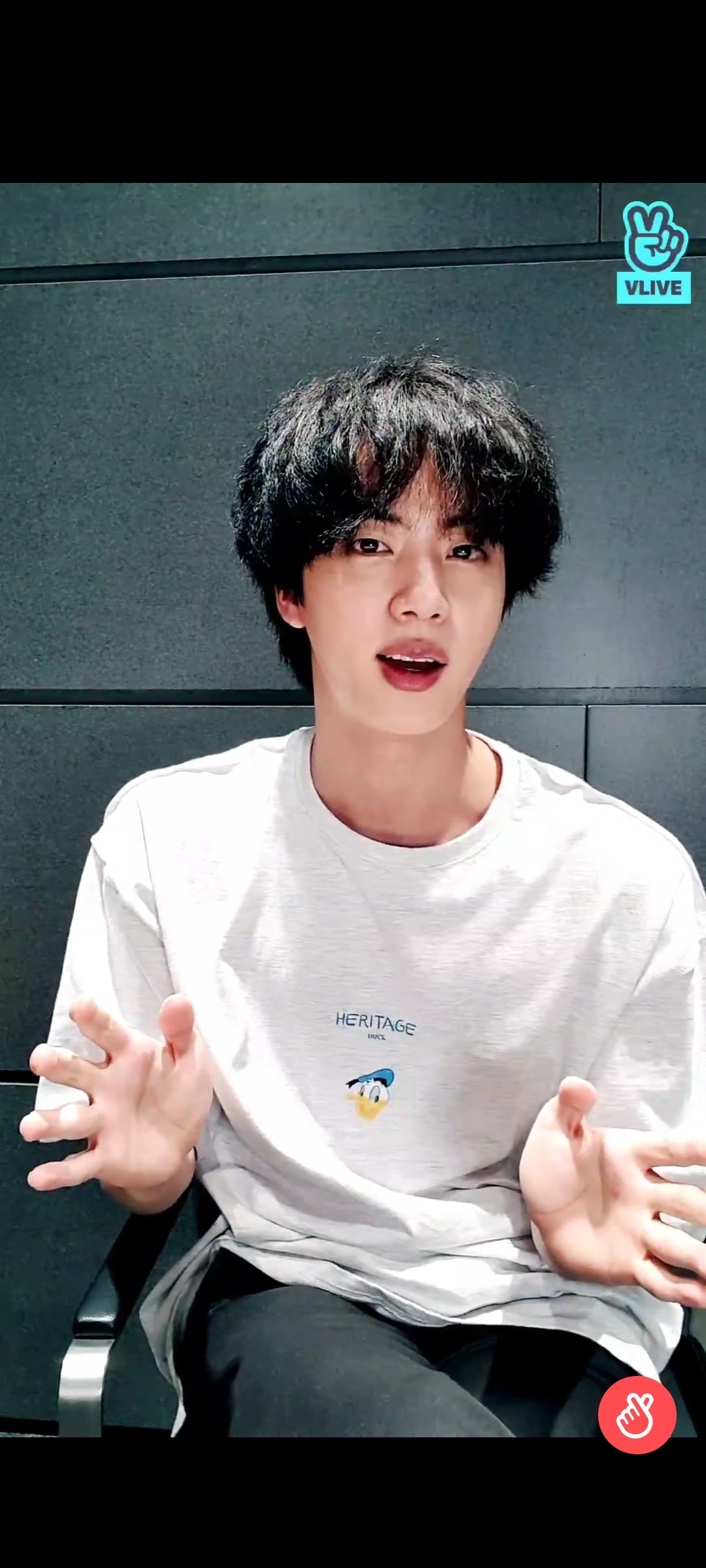 BTS Community Post - こんにちは🌱 飽きることなく、ジンくんのVライブを眺めています💕 今さらですがVライブって、 私たちはそこにメンバーがいることを生で感じて、画面に穴が ...