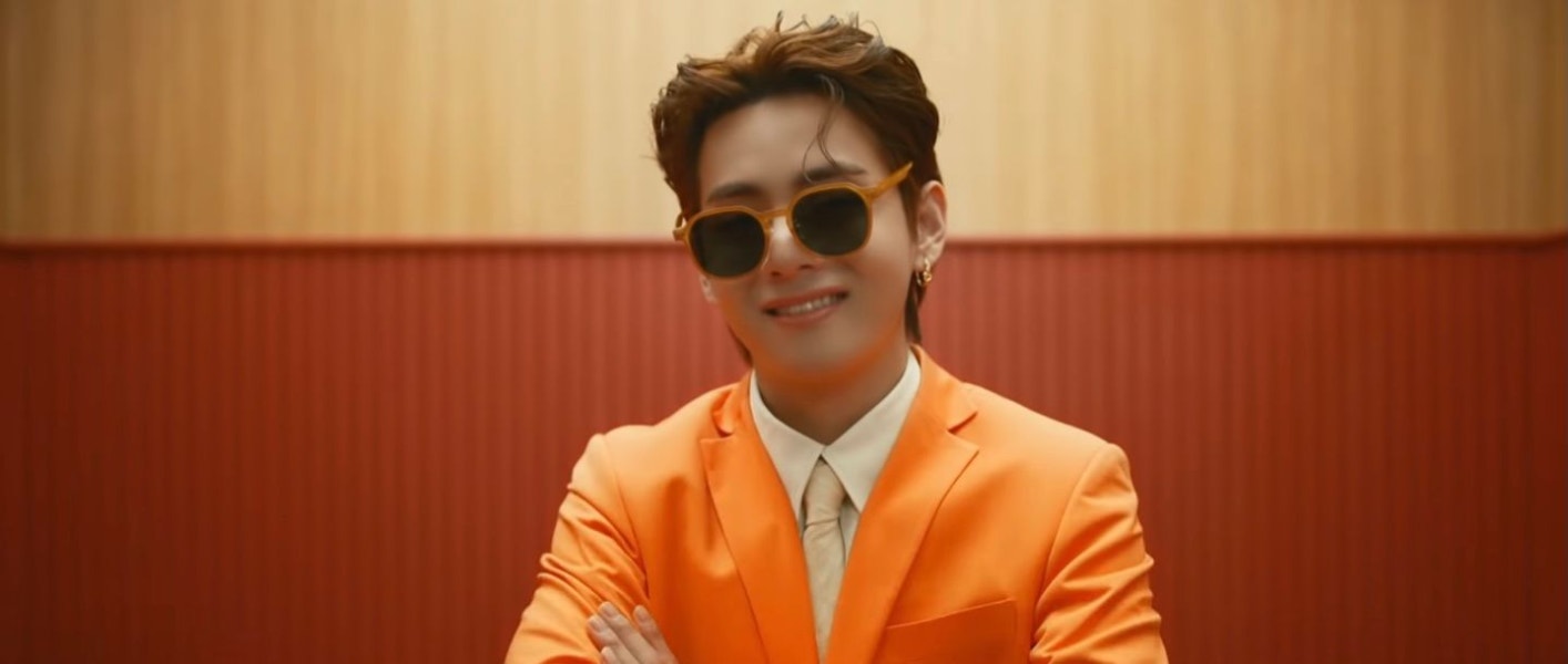 BTS Community Post - ahaaa!!!! Taehyung!!! your smirk!!!😭🧡💜💍🍒 I'm dying ...