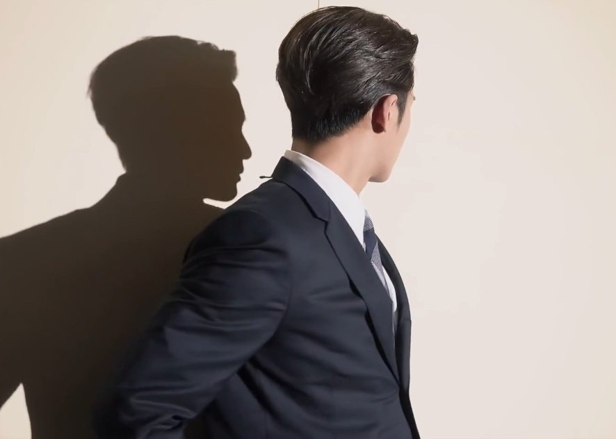 SEVENTEEN Community Post - even his shadow is perfect 🥺