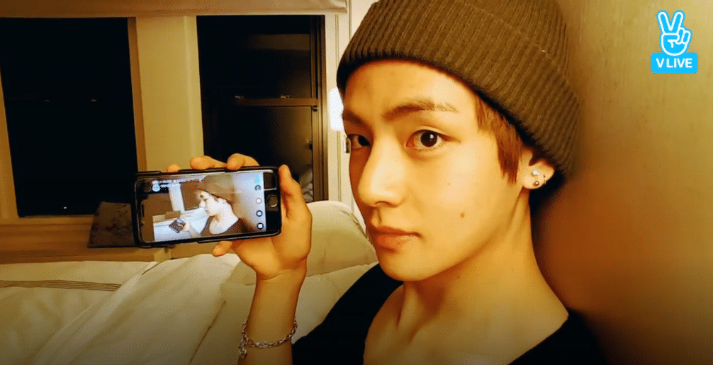 BTS Community Post - テテ×Vエプのタイムラグ🐻 「千と千尋の神隠し」のサウンドトラック「あの夏へ」を流しながらVLIVEをしていたテヒョン コメントを見るために自分の ...