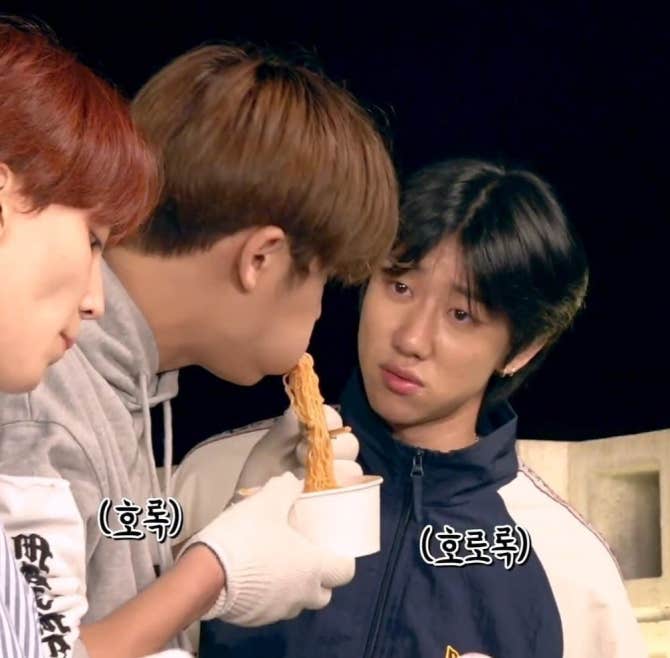 Seventeen Community Posts 밍구 뭐 먹을 때마다 트레이너 쌤 에잇이한테 걸리는 짤 회원님 회원님