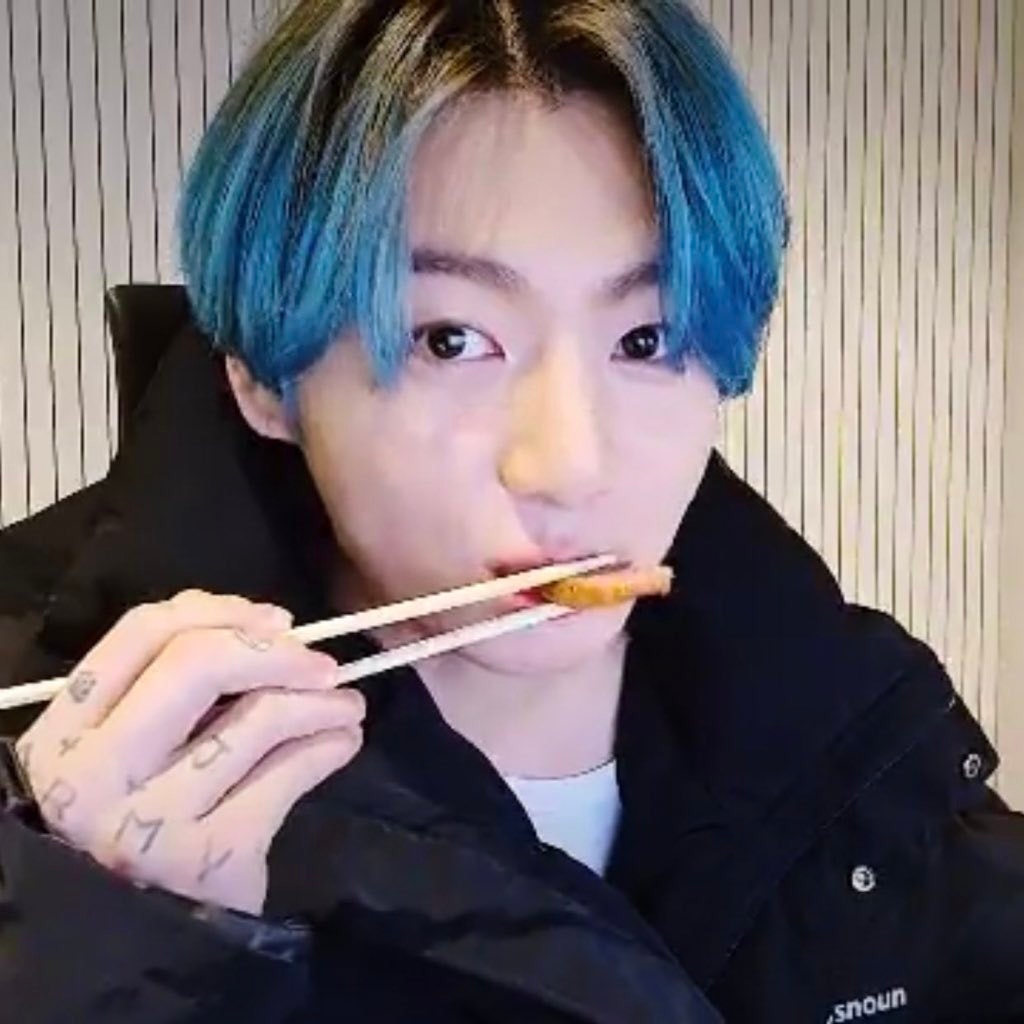 BTS Community Post - when his face paled in comparison with his body ...