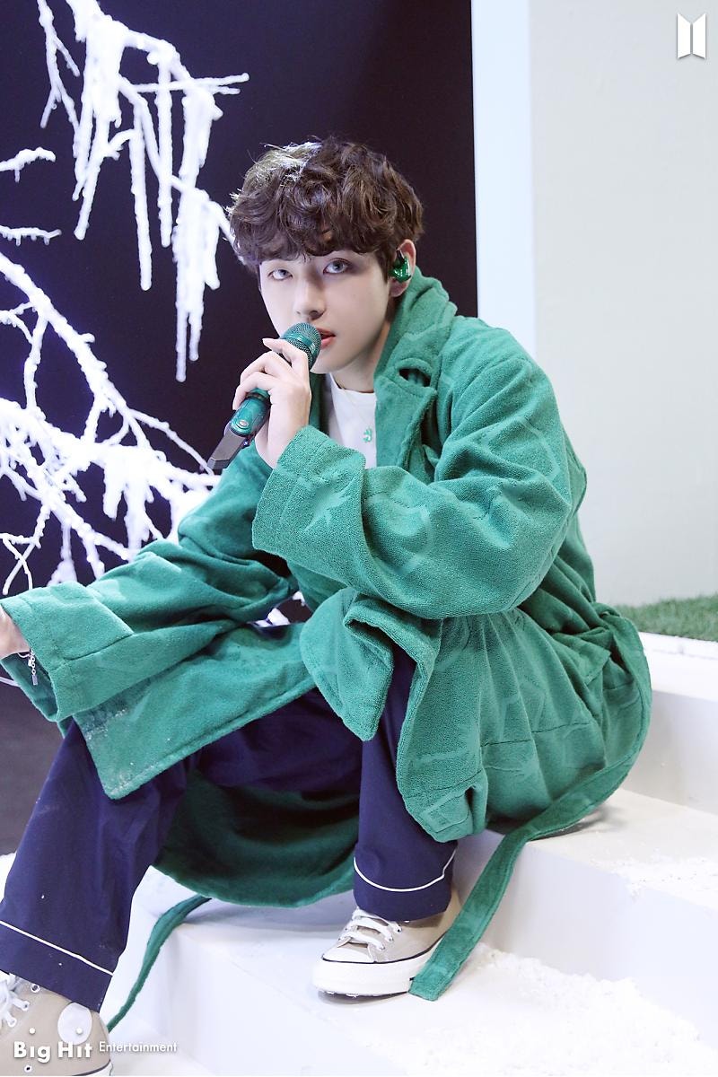 Bts Community Post 사람을 많이 대하는 직업이라 종종 아미들과 마주하곤 하는데 확실히 태형이는 초등학생