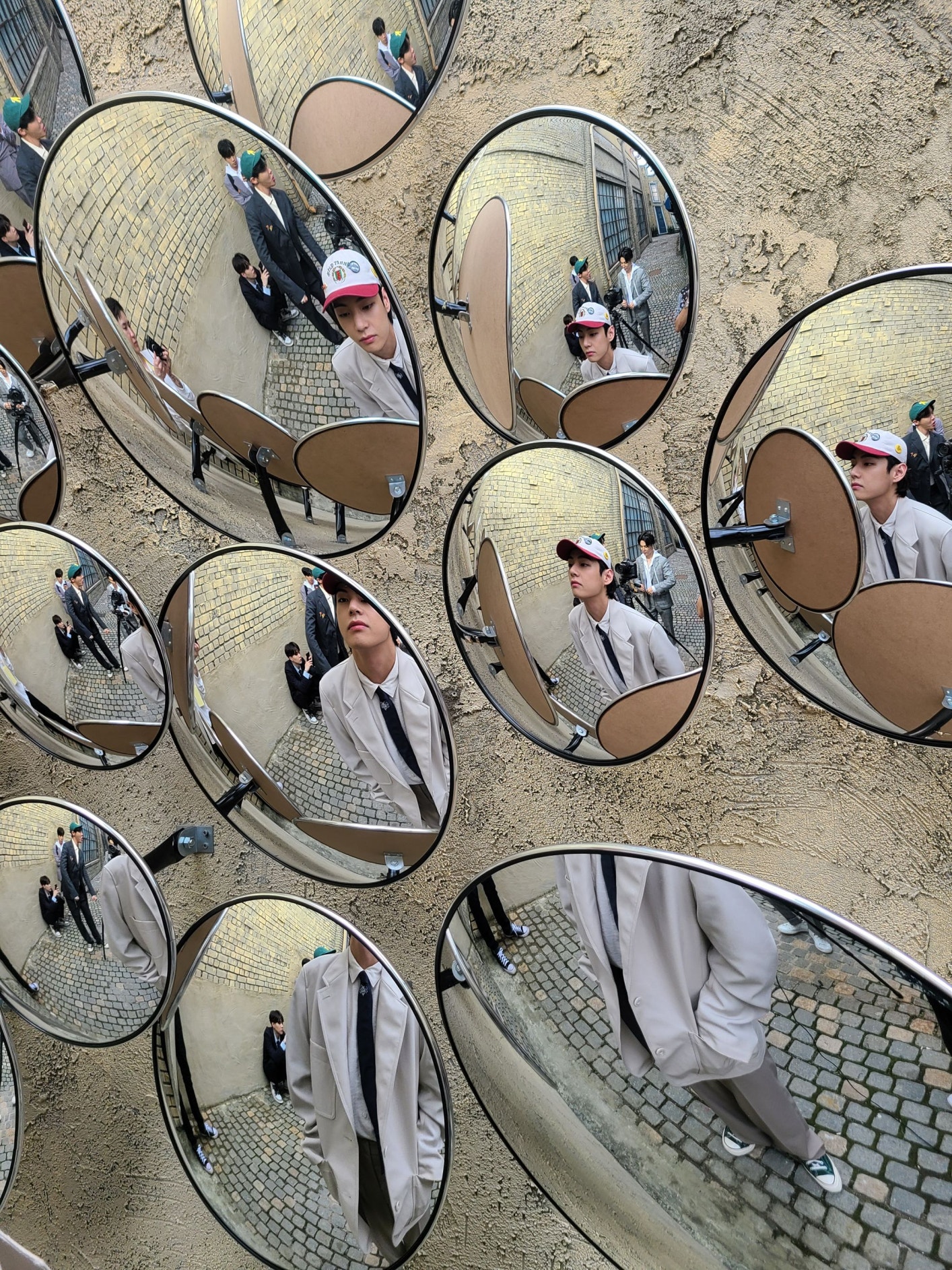 BTS Community Post - V's angles😉 and Jimin stuck in block😂 #BTS_MV_ArmyBomb