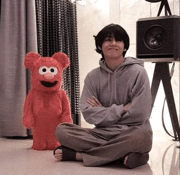 BTS Community Post - when i am going to find my own taetae....... #tae