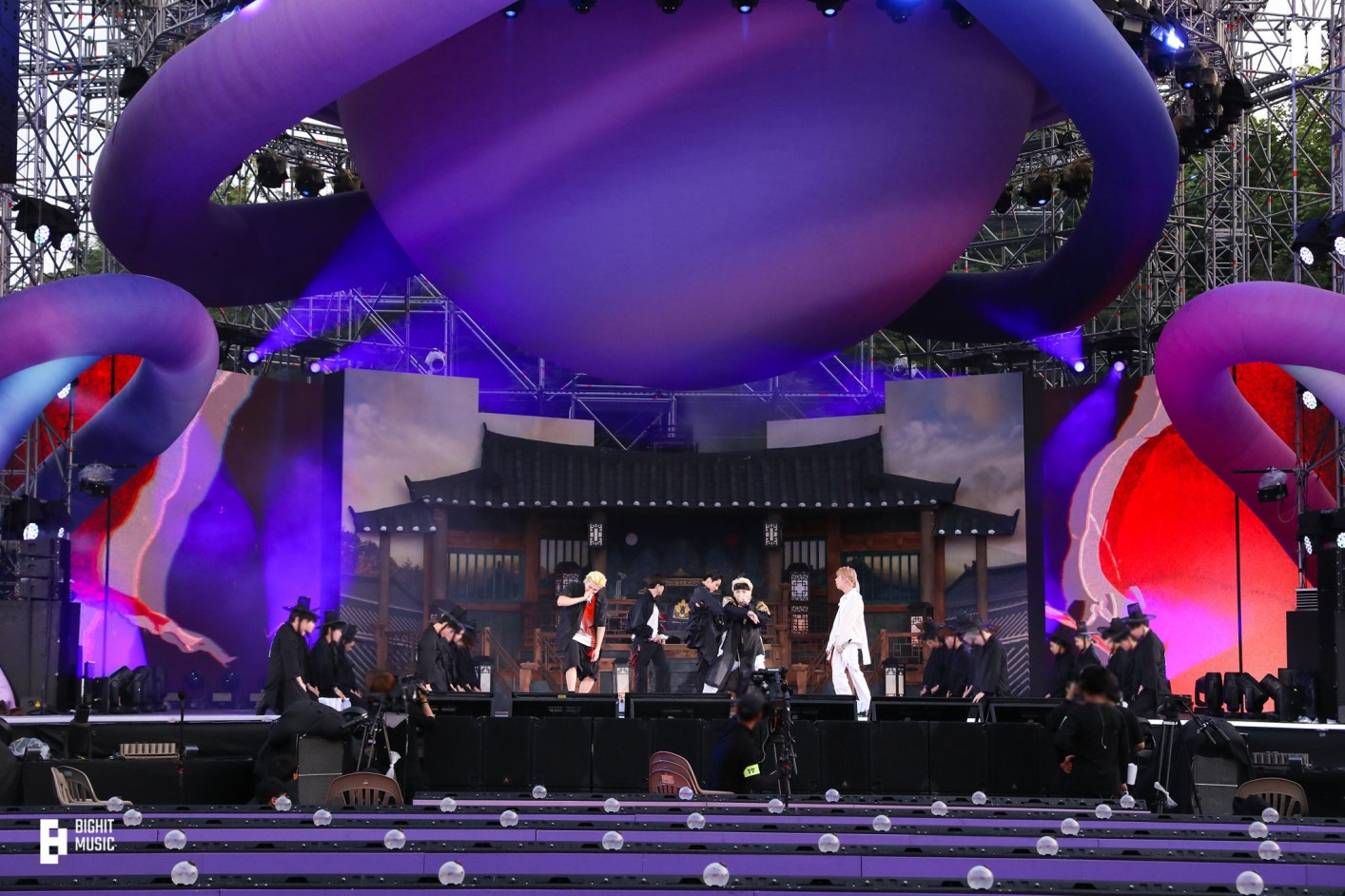 BTS Community Post - CHICOS... Este día quiero agradecer a ustedes por ...