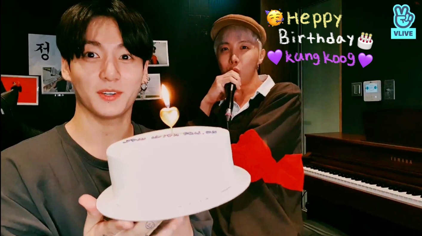 Bts Community Posts 정국오빠 생일축하해요 🥳🎂 오늘 멤버오빠들끼리 맛난거 많이 먹었죠 많이 먹고 힘내야
