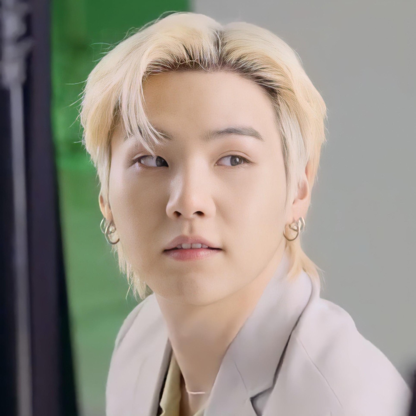 BTS Community Post - SUGA LOOKING EFFORTLESSLY GOOD!