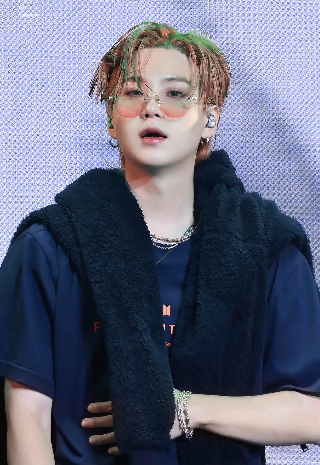 BTS 커뮤니티 포스트 - SUGA AMAZINGLY HANDSOME!