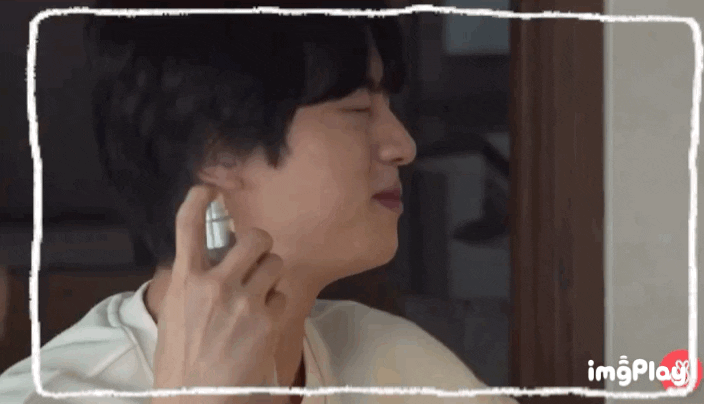 BTS Community Post - おはようございます🌳 今朝も良い天気です☀️ 嬉しい〜♡ でも寒いですね🍃 空気が冷たくて引き締る ...