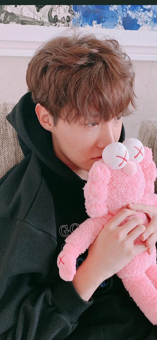 BTS Community Post - 💜kawsとコラボ💜 ホビの大好きなkaws お部屋にも沢山あるkaws ファッションアイテムにも ...