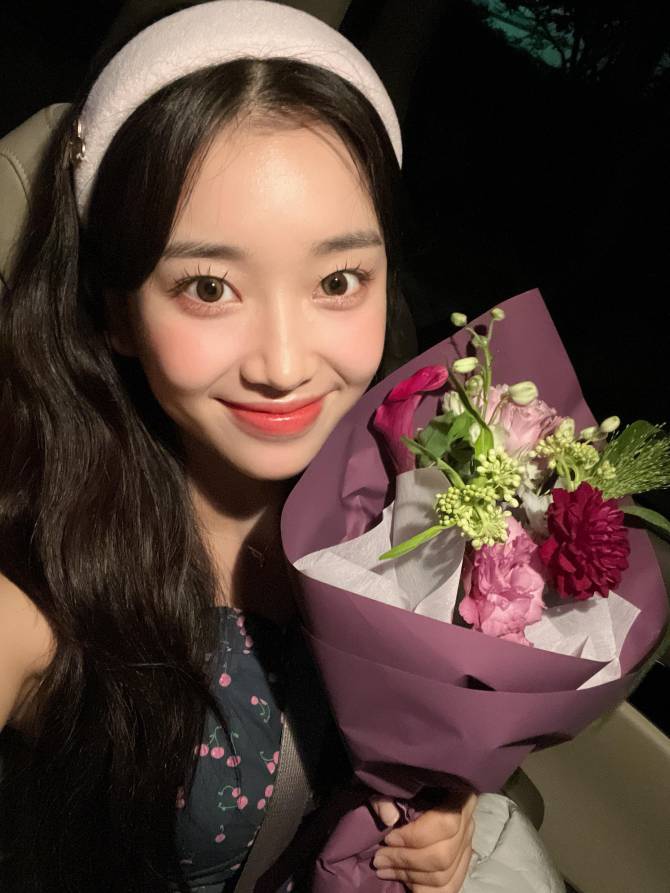 Stayc Community Posts 스테이션 제트에서 선물해 주신 보라보라 꽃다발💐 감동감동😭 어제 스타일링이랑 찰떡이죠