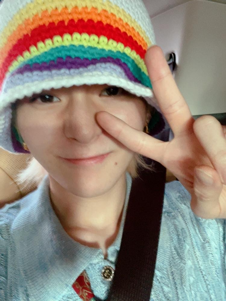 TREASURE 커뮤니티 포스트 - 오늘 YOSHI DAY 브이앱에서 봐용 여러분~🎸🎶🥳😍🔥🌈🤩🤩🫠🫠 - 요시