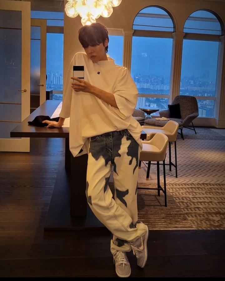 BTS 커뮤니티 포스트 - it's beautiful saw hobi 💜 oh most expensive hotel 👀👀👀