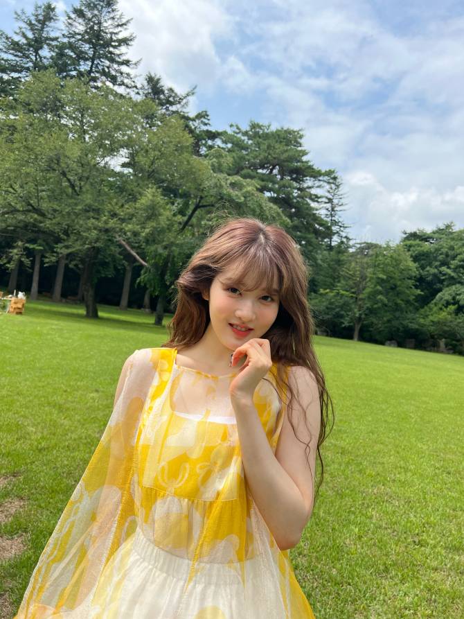 Stayc Community Post 그 날 그 때 스윗이 궁금하던 노랑 옷 이거🤣 Voguemy Love♥️ Sieun