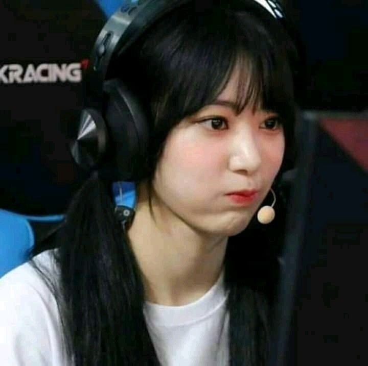 LE SSERAFIM Community Posts - OK, OK BUT LOOK AT #SAKURA GAMER