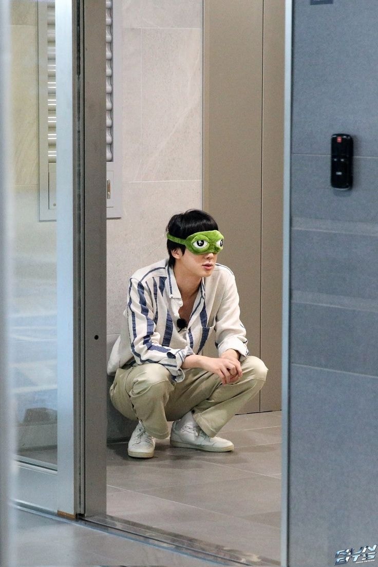 BTS 커뮤니티 포스트 - Just BTS an their frog eyes blindfold. 🤣