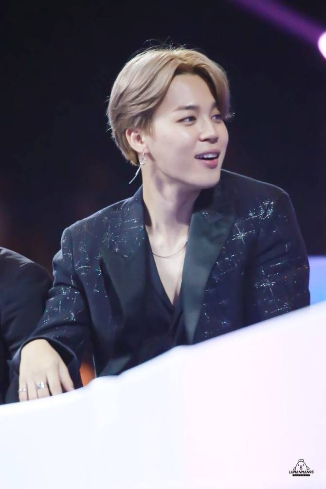 Bts Community Posts ♡한참늦은 밤 지민시 세상 가장 밝게 빛나는 별 지민♡ 환하게 웃으며 손 흔들어주는