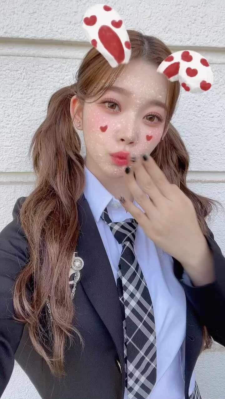 Billlie Community Posts - Tada!🎁💝🎁 Weverse Exclusive Gift! TSUKI prepared a short video for ...