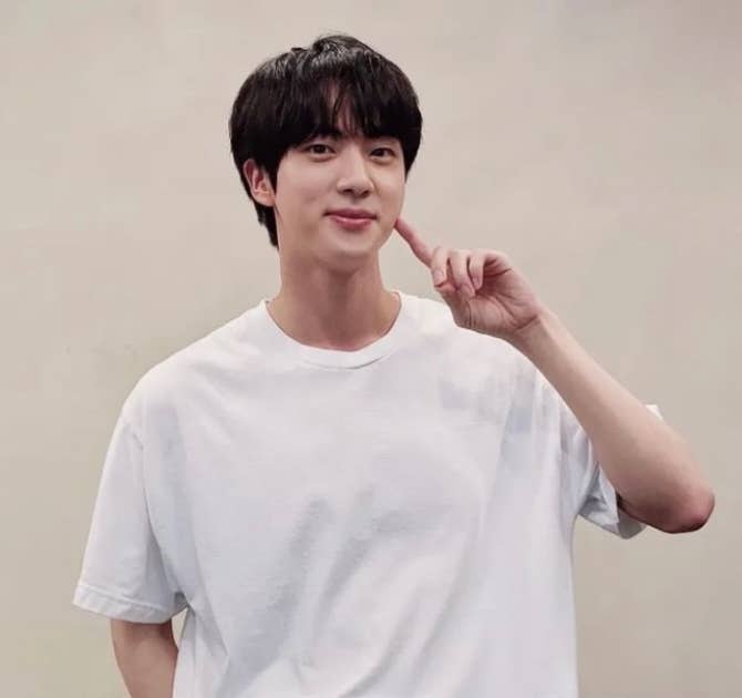 Bts 커뮤니티 포스트 Jinくんtime タリョラを見返して、出勤勇者キムソクジン見て‥ やっぱりなんてかわいいの💜 最近のjinくん