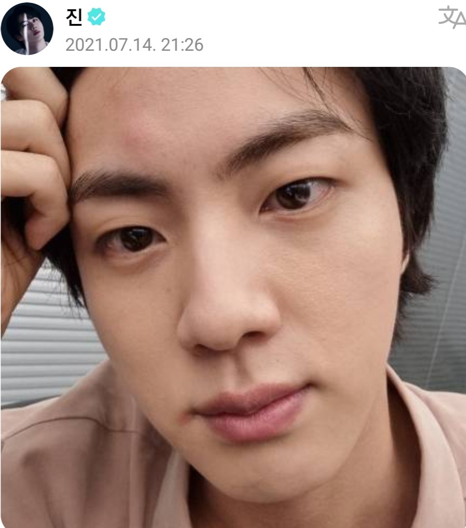 BTS Community Post - 約1年まえかな？ JINくんて 腫れたら見せてくれる😅 痛み分かち合い♥️ JINくんの腕が男👨感にるね😍 #JIN #Weverse #BTS_twt