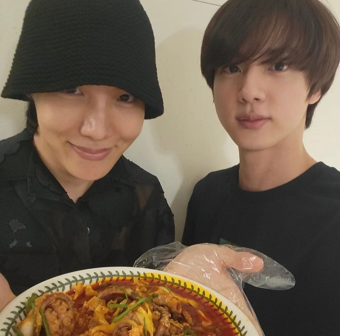 Bts Community Post ジンくんインスタ🐹💜 やっぱり茶色じゃ??🥰 いや、光?いや、茶色だ😍!! そして肌もちもち ️今日