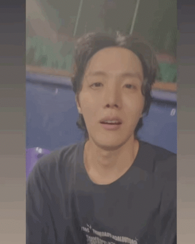 BTS Community Post - weverse live やっと字幕つきましたね💕💕 今朝は 字幕ナシでも楽しめる めっちゃ近いホビ ...