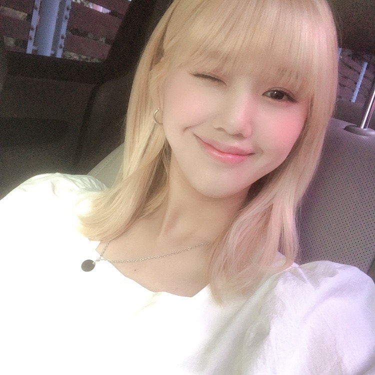 OH MY GIRL Community Post - 과거 사진인데 입술이 왜케 창백해? 내 색깔 누가 가져가써 - MiMi