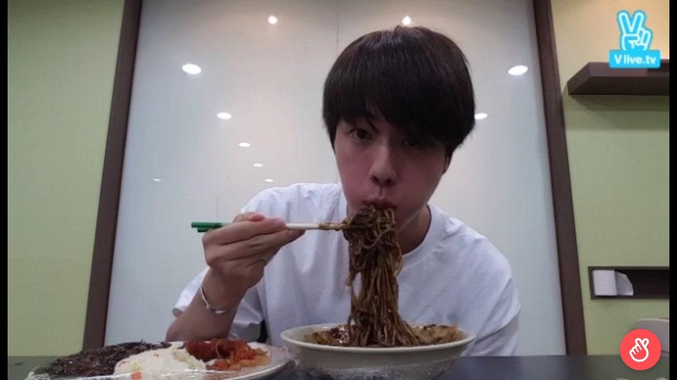Bts Community Posts Tojin 진씨 작은 얼굴의 어디에 이렇게 많은 짜장면이 들어갈까요😳 ️🔥 맛있게
