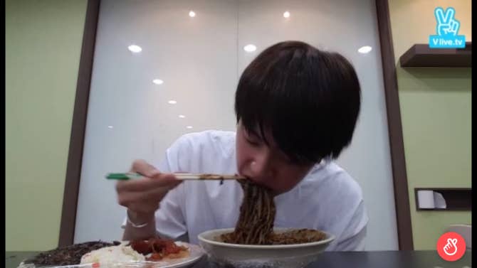 Bts Community Posts Tojin 진씨 작은 얼굴의 어디에 이렇게 많은 짜장면이 들어갈까요😳 ️🔥 맛있게